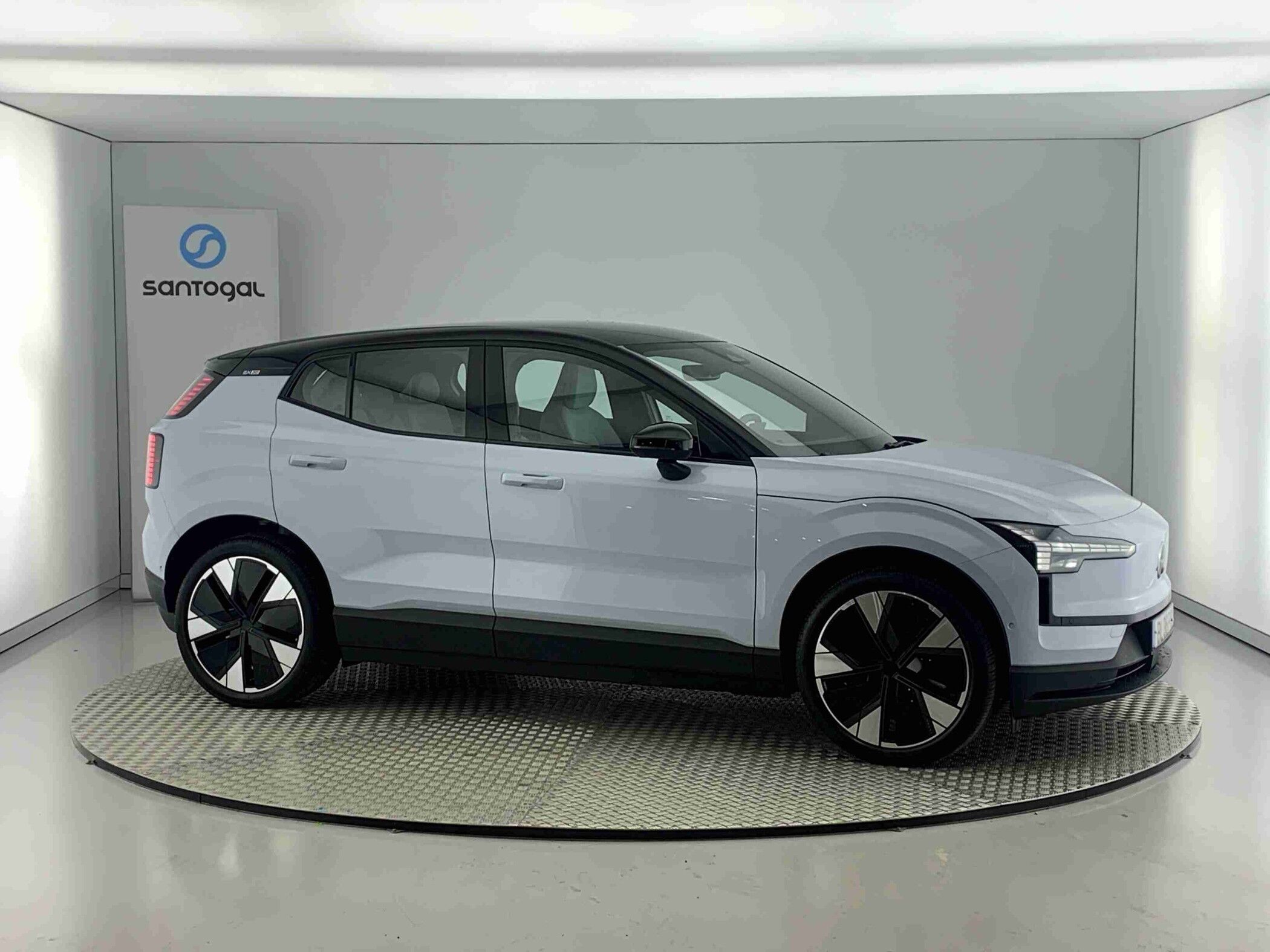 Volvo EX30 69 kWh Twin Motor Ultra com 23 341 km por 44 490 € Santogal Usados Barreiro | Setúbal