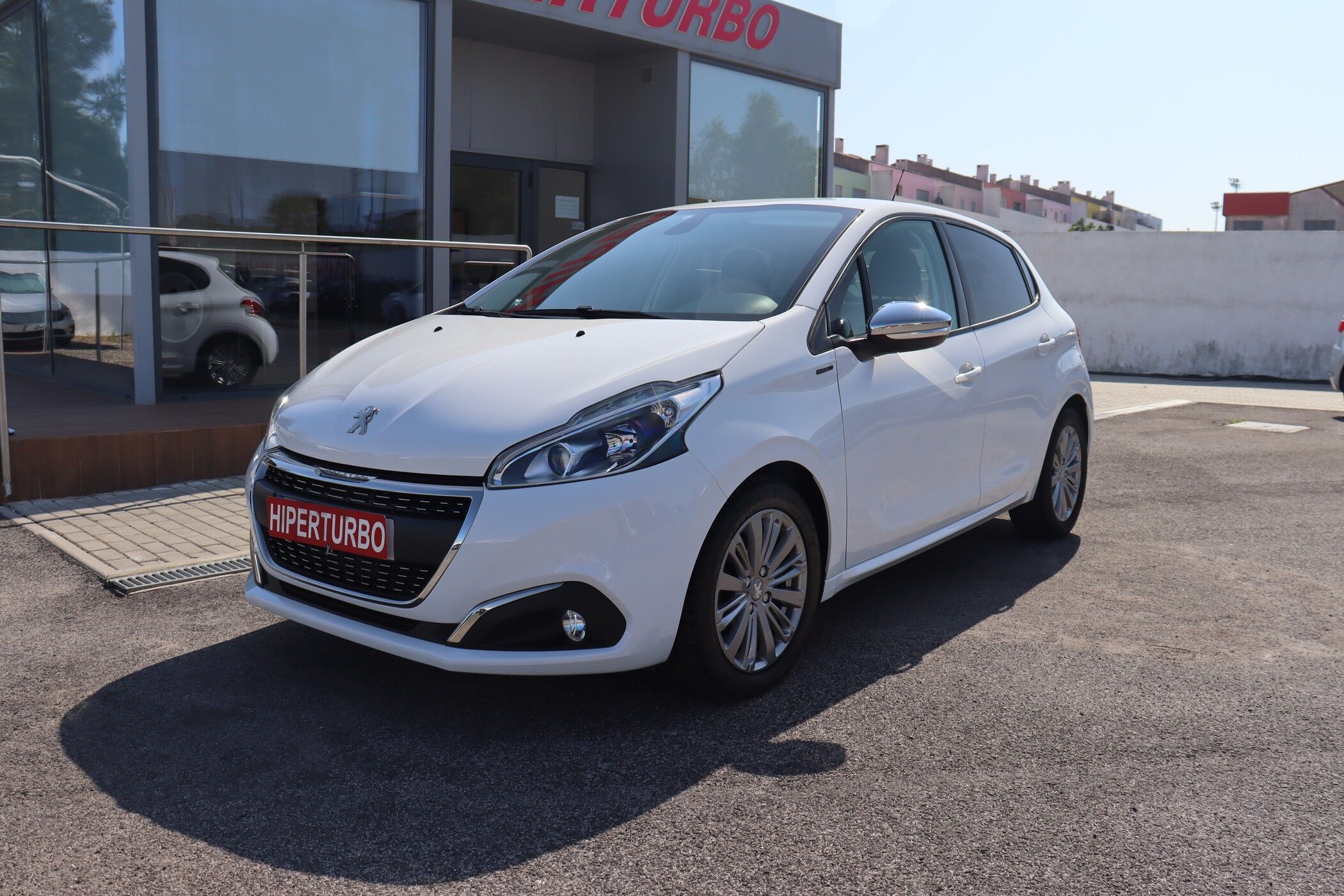 Peugeot 208 1.2 PureTech Signature com 55 000 km por 12 900 ...