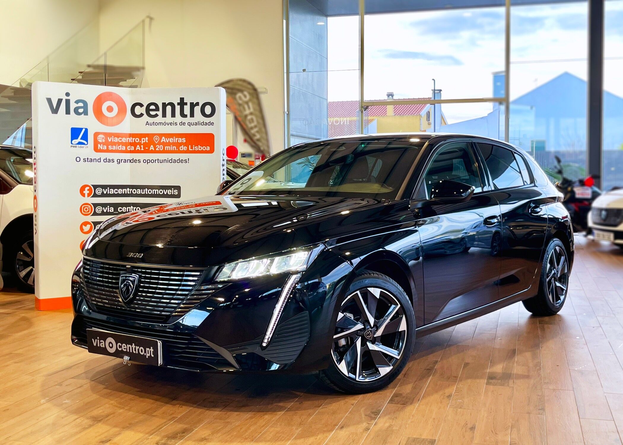 Peugeot 308 1.2 PureTech Allure com 17 000 km por 22 400 € Via Centro | Lisboa