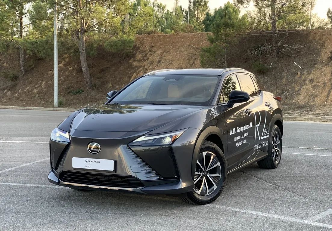 Lexus RZ 450e Executive Plus com 3 190 km por 57 000 € AMG Car | Setúbal