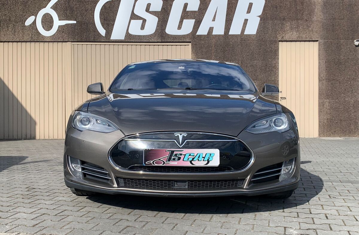 Tesla Model S, na Mealhada - Carmine.pt