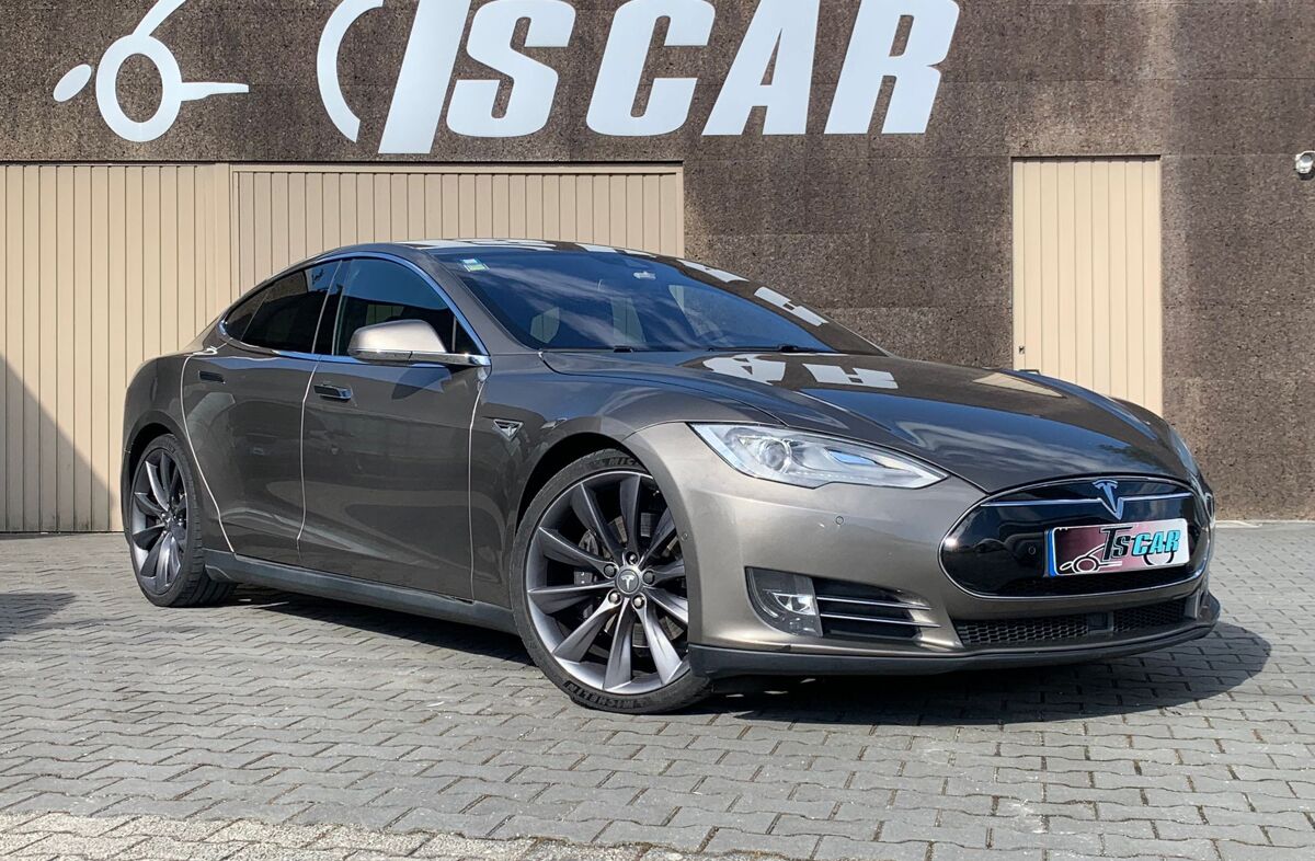 Tesla Model S, na Mealhada - Carmine.pt