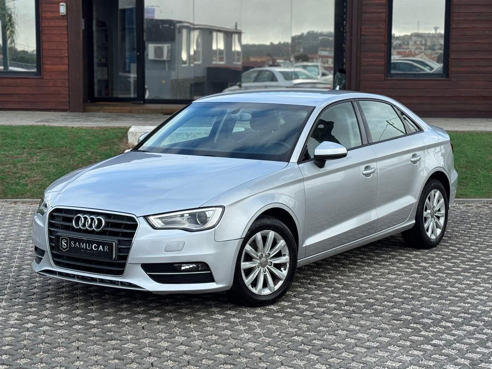 Audi A3 1.6 TDi Attraction Ultra com 180 000 km por 11 990 € Samucar ...