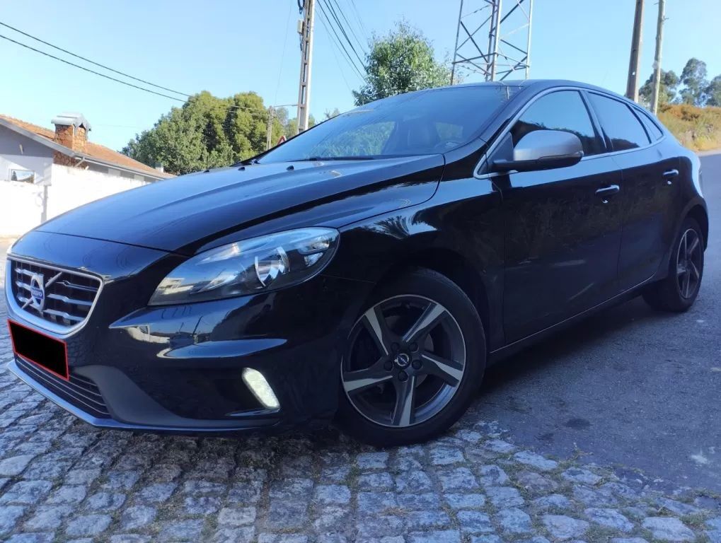 Volvo V40 2.0 D2 R-Design Momentum com 200 000 km por 12 500 € EDUNU-CAR | Porto