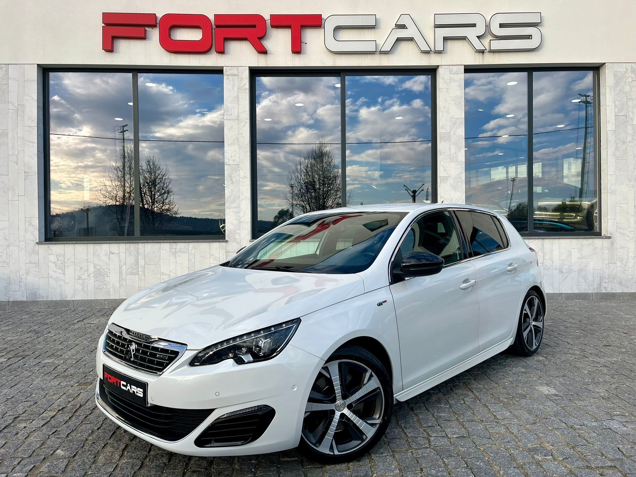 Peugeot 308 1.6 BlueHDi GT Line EAT6 com 140 000 km por 18 990 € Fortcars | Braga