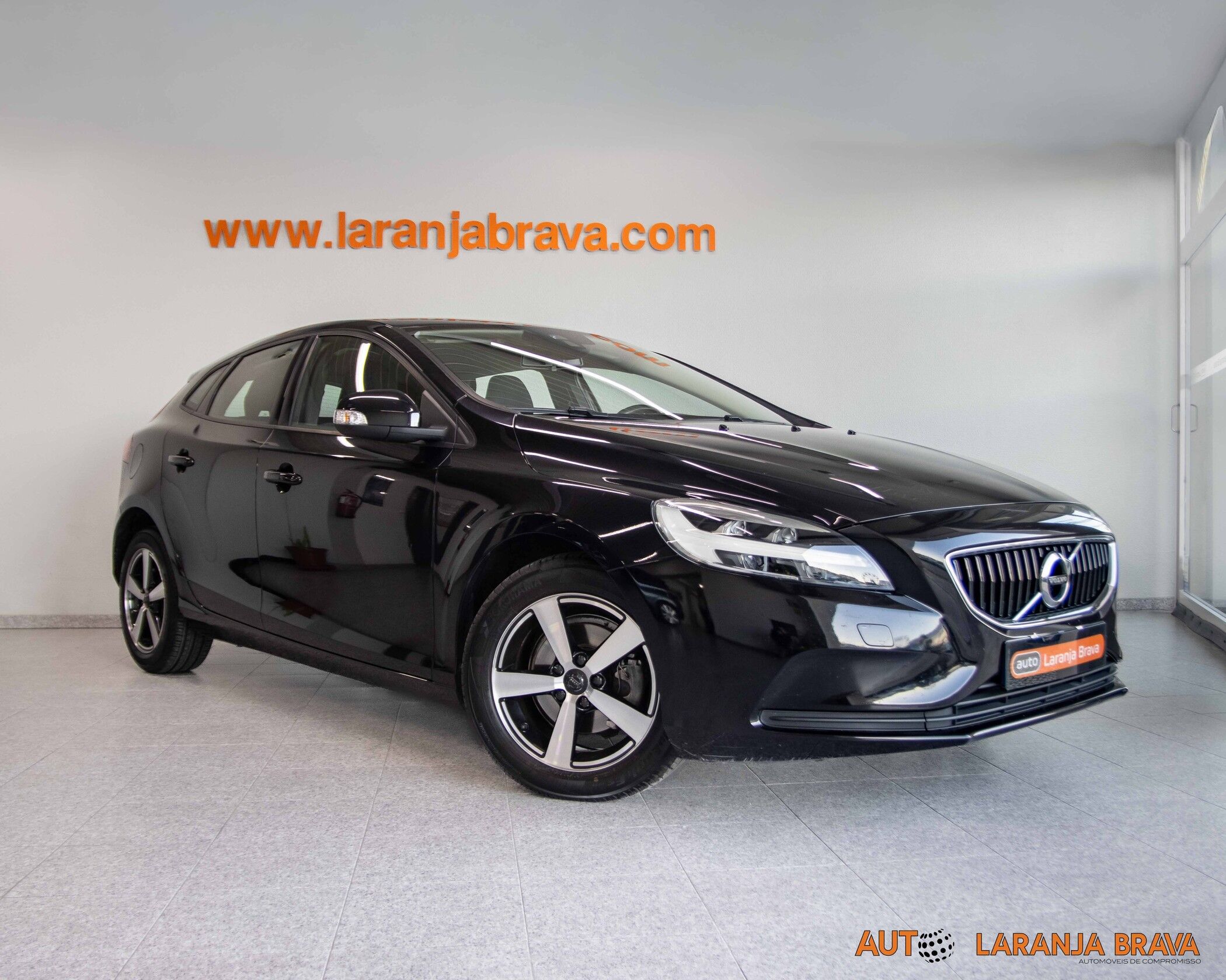Volvo V40 2.0 D2 Kinetic com 102 804 km por 16 900 € Laranja Brava | Lisboa