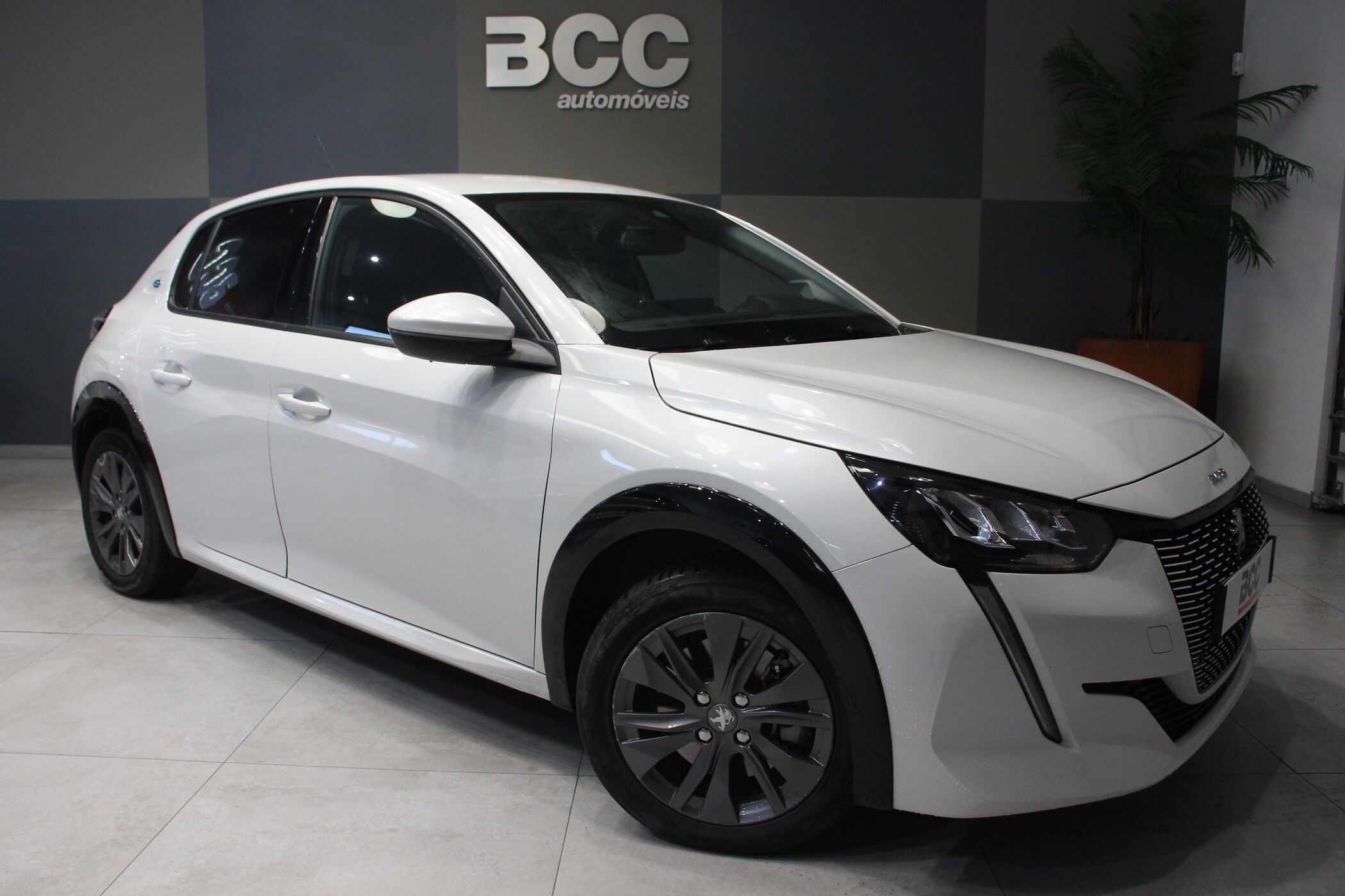 Peugeot 208 e- 50 kWh Active Pack com 43 190 km por 17 790 € BCC ...